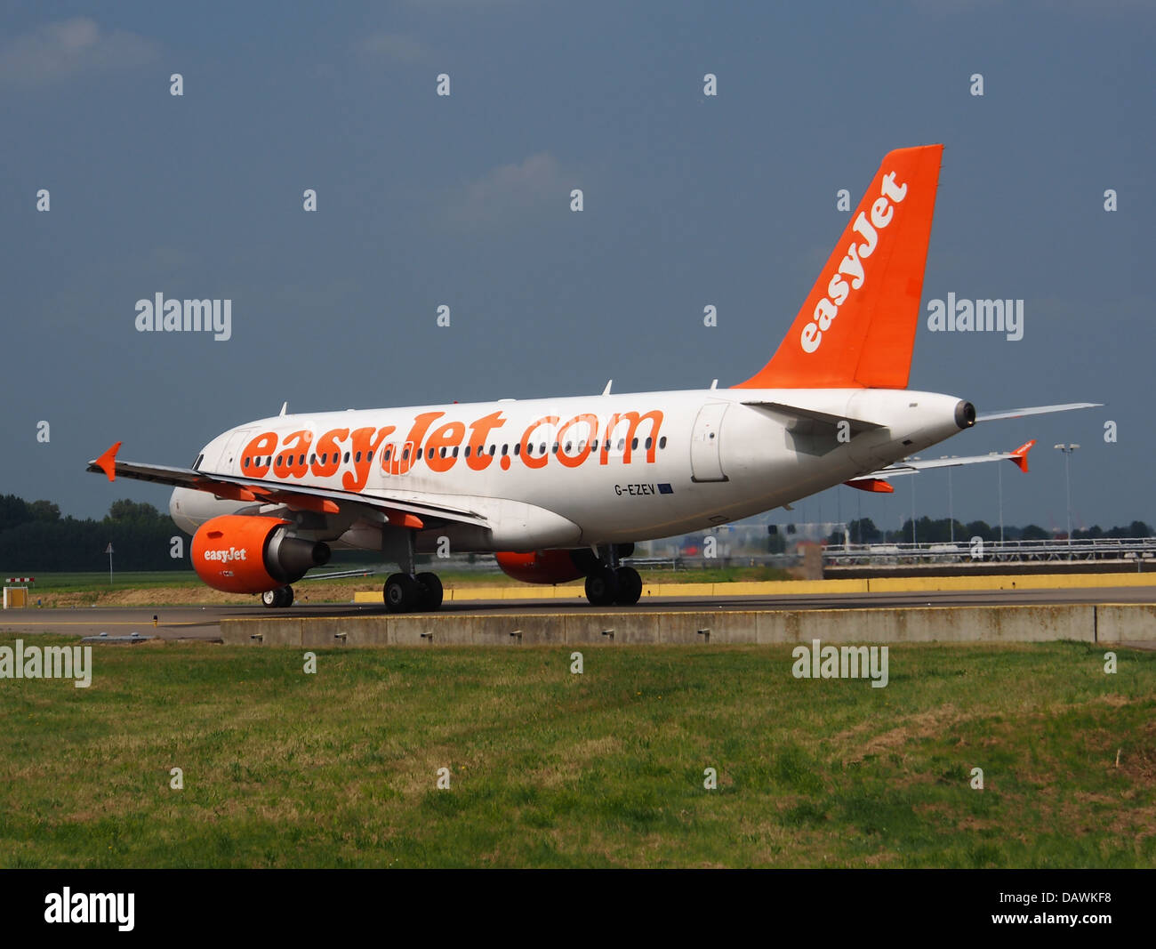 The easyJet Airbus A319-111 (G-EZEV) is a short to medium-haul, narrow ...