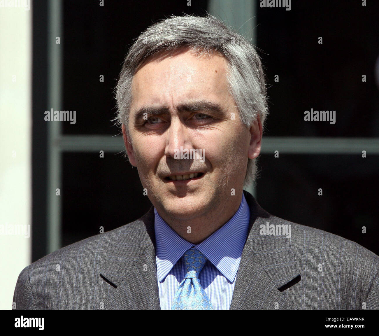 The head shot shows Peter Loescher in front of the Siemens headquarters ...