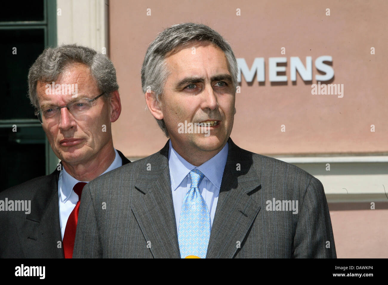 Peter Loescher (R) and the chairman of the Siemens supervisory board ...