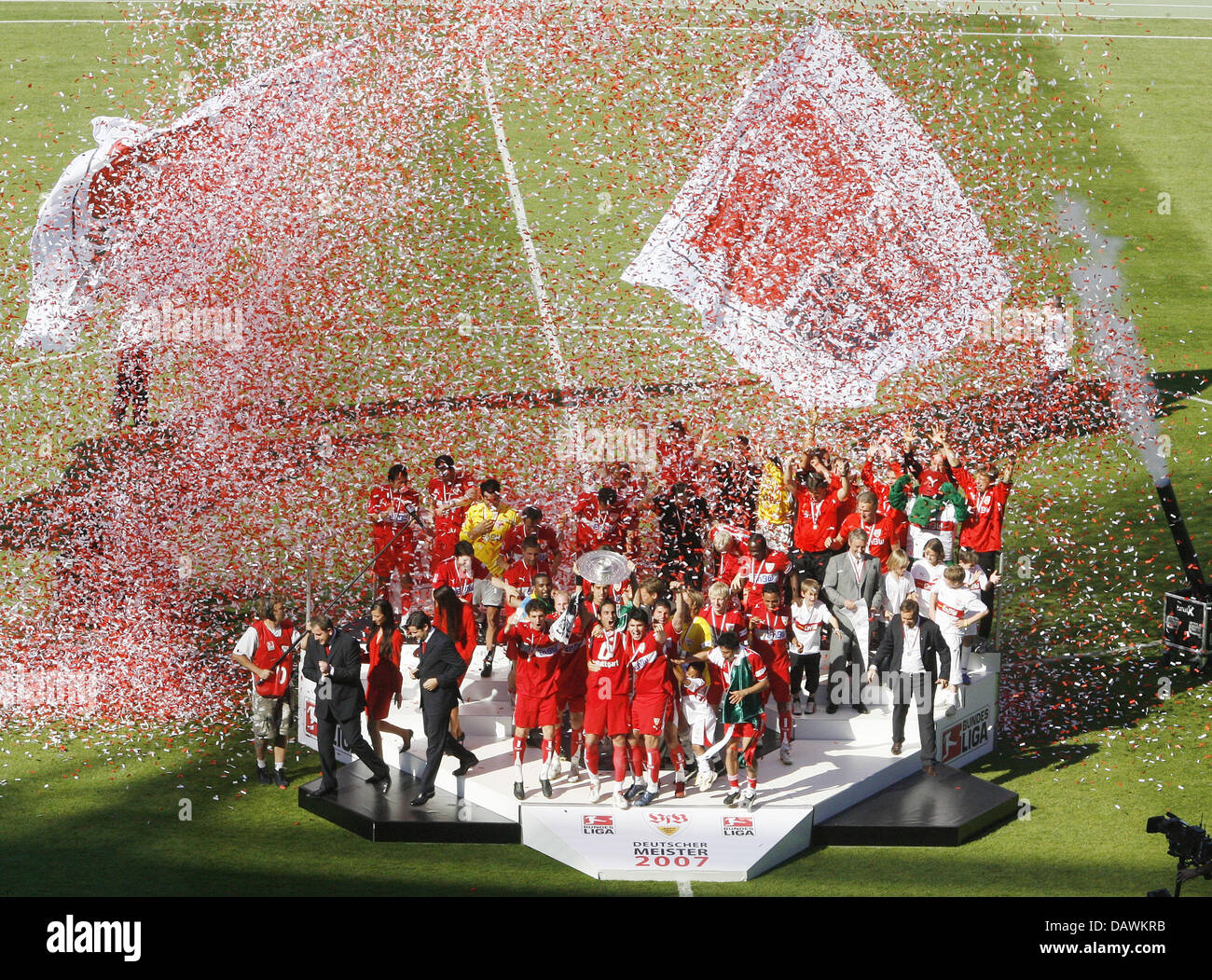 VfB Stuttgart players celebrate the team's 2-1 victory over Energie ...