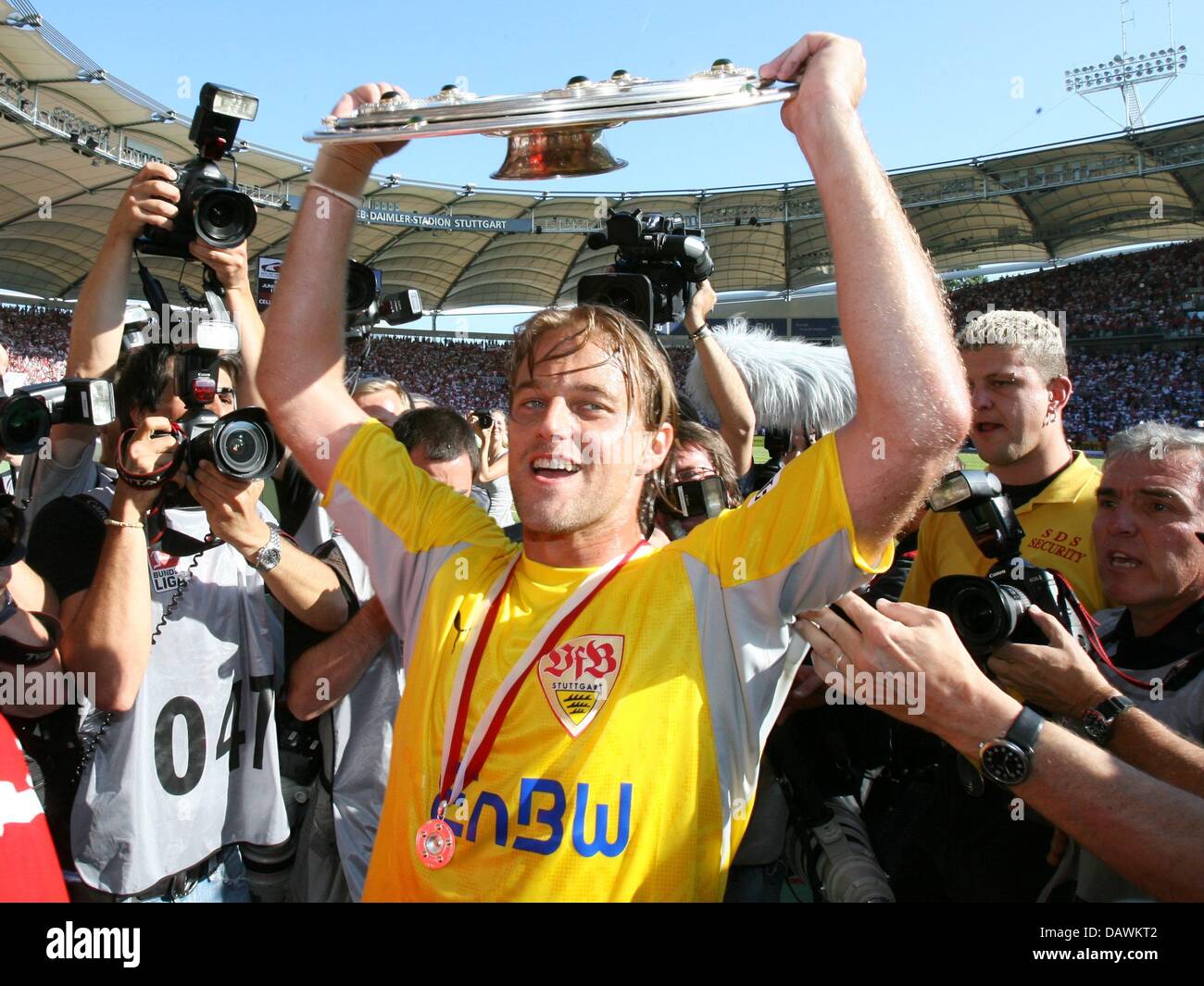 VfB Stuttgart goalkeeper Timo Hildebrand holds up the championship ...