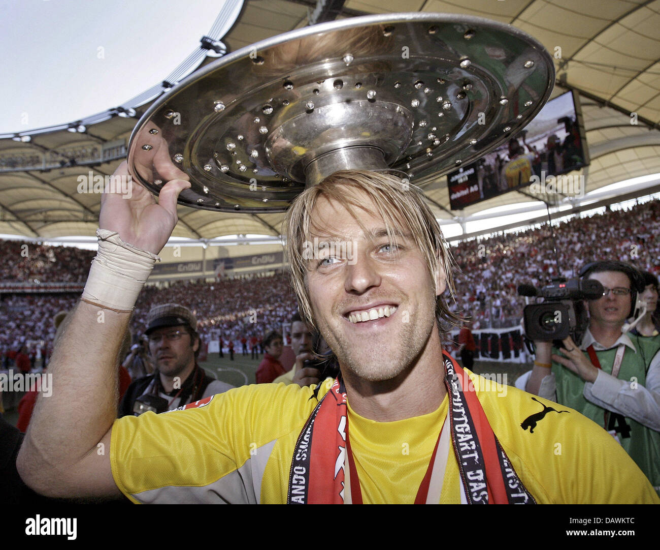 VfB Stuttgart goalkeeper Timo Hildebrand presents the championship ...