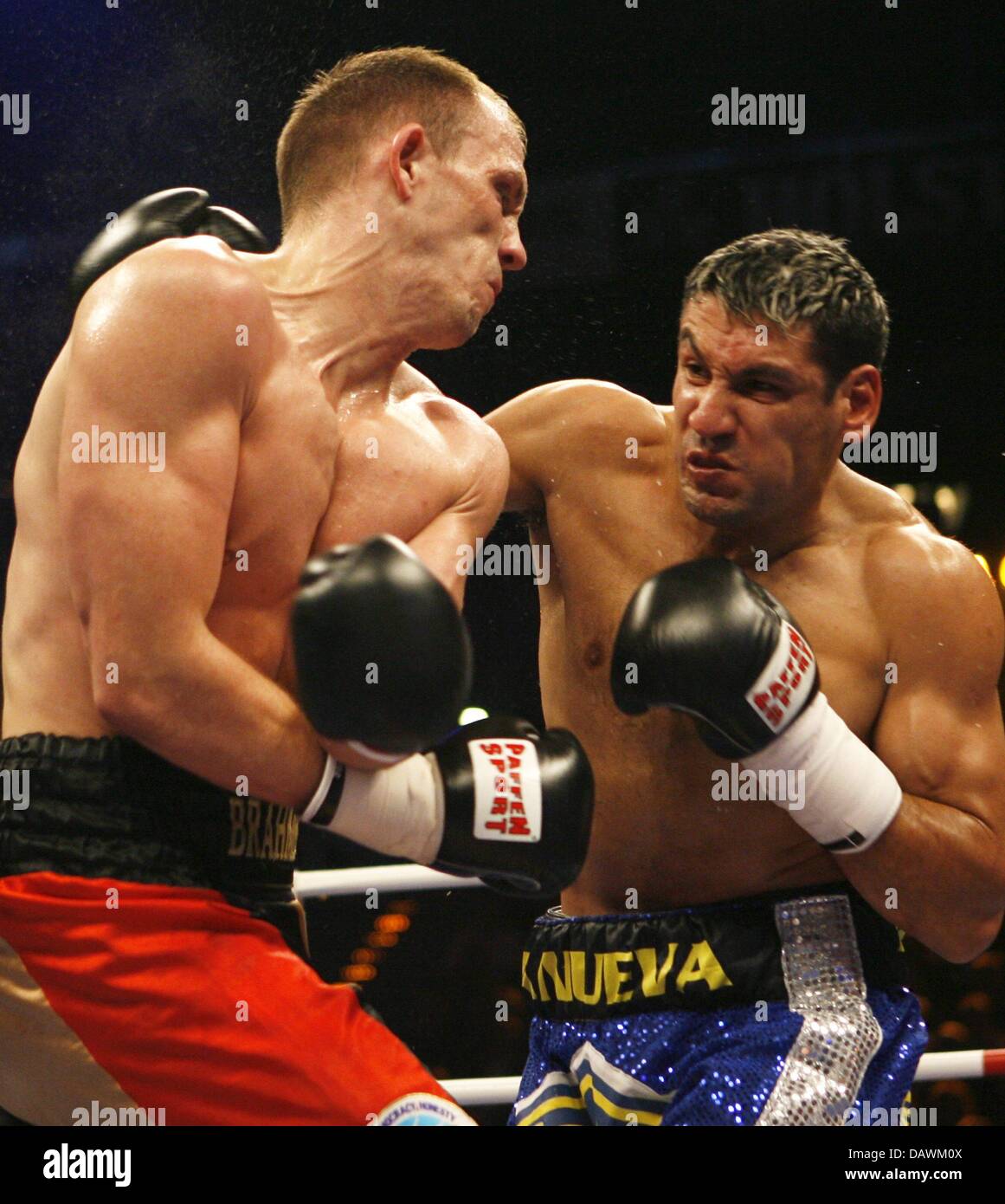 German boxing pro Juergen Braehmer (L) and Argentine Hector Javier ...