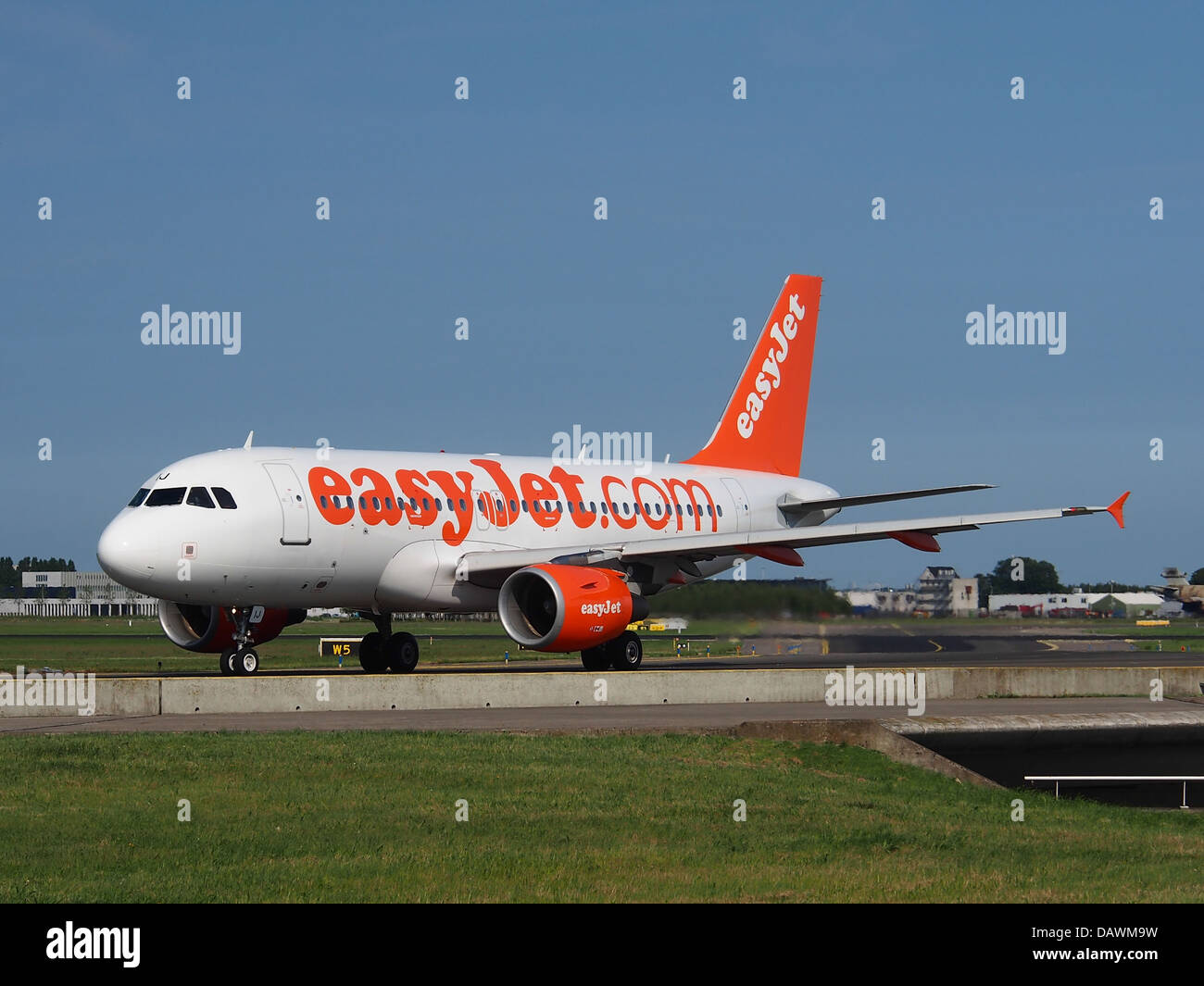 G-EZIJ is an easyJet Airbus A319-111, a narrow-body, single-aisle ...