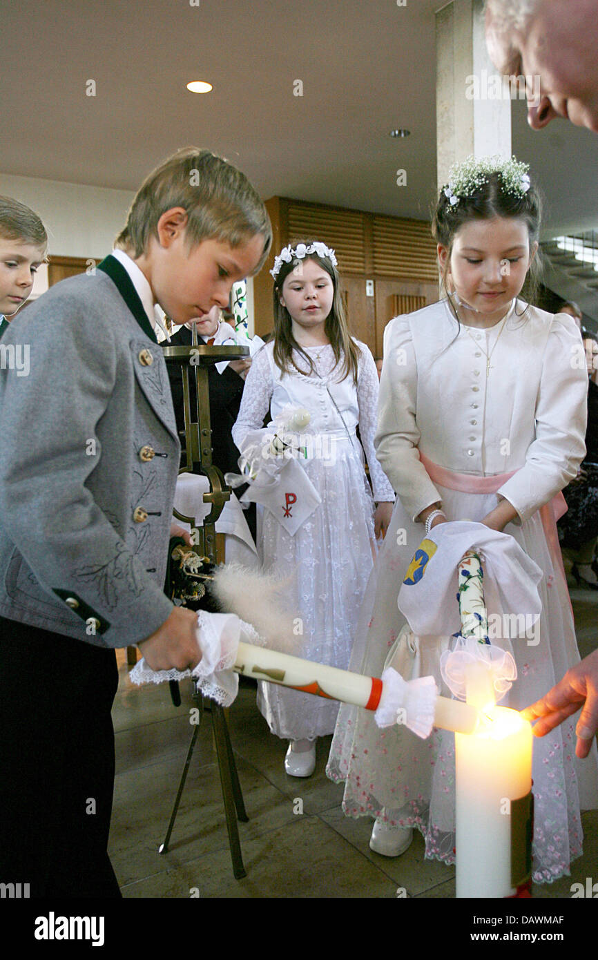 Children light their candles for their First Communion in Baierbrunn ...