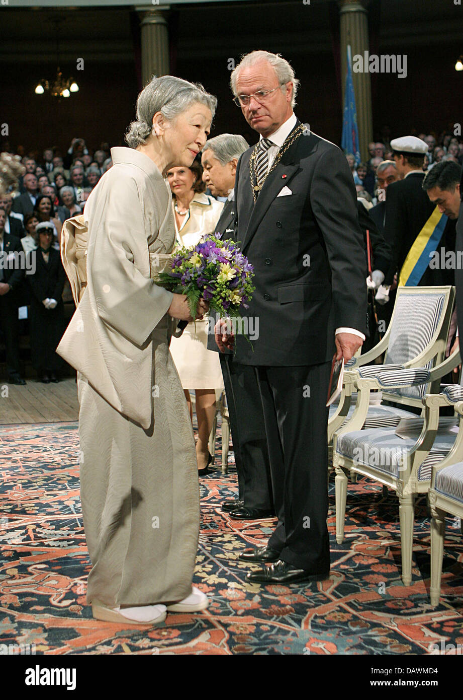 King Carl XVI Gustaf of Sweden (C-R) stands up for Empress Michiko of ...