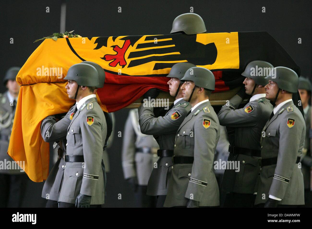 The guard of honour of the German Armed Forced carries the coffins of ...