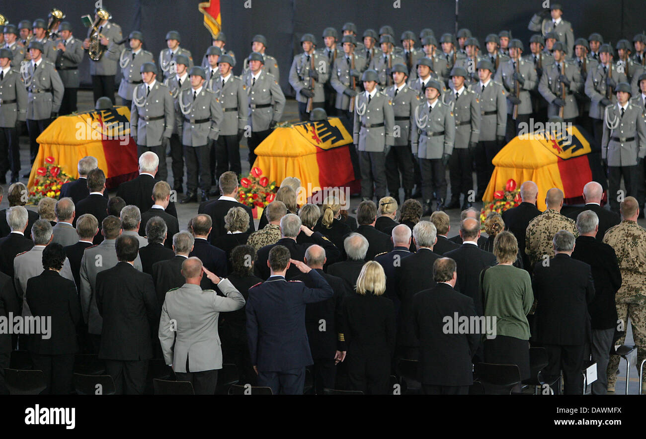 The guard of honour of the German Armed Forced forms up behind the ...
