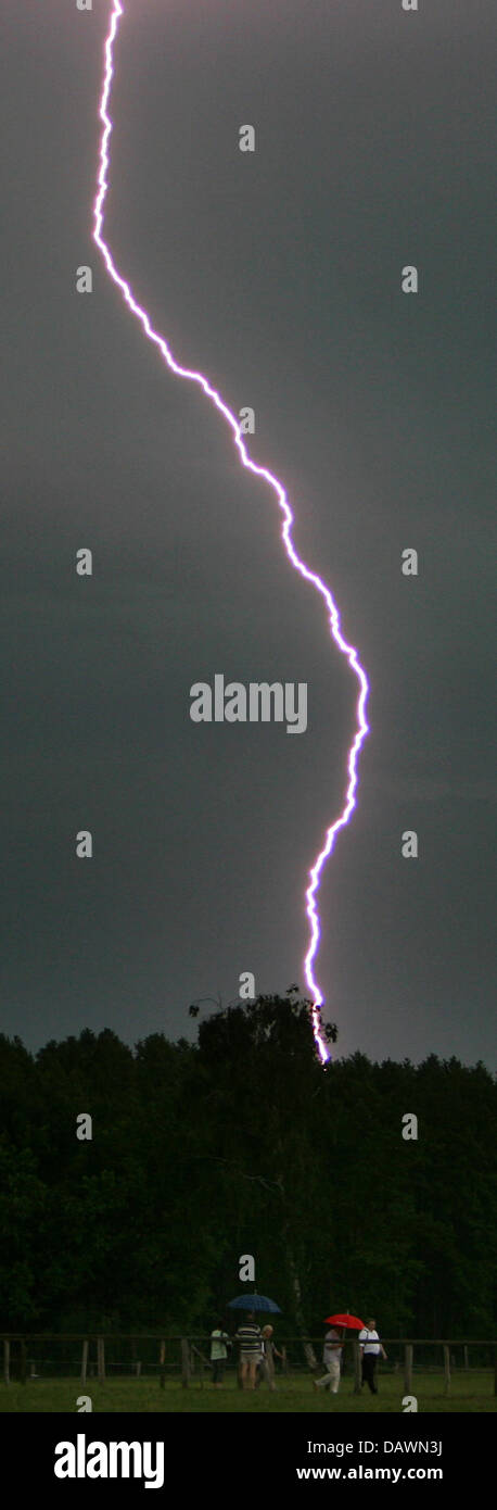 A lightning strikes near Beeskow, Germany, 27 May 2007. Heavy ...