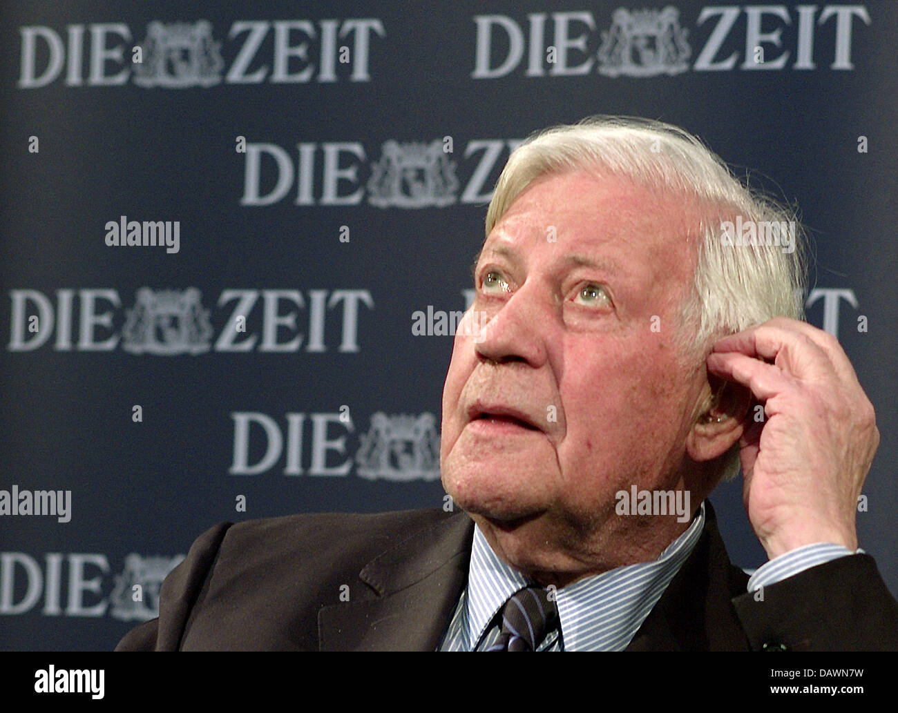 Former German Chancellor Helmut Schmidt pictured at a discussion ...