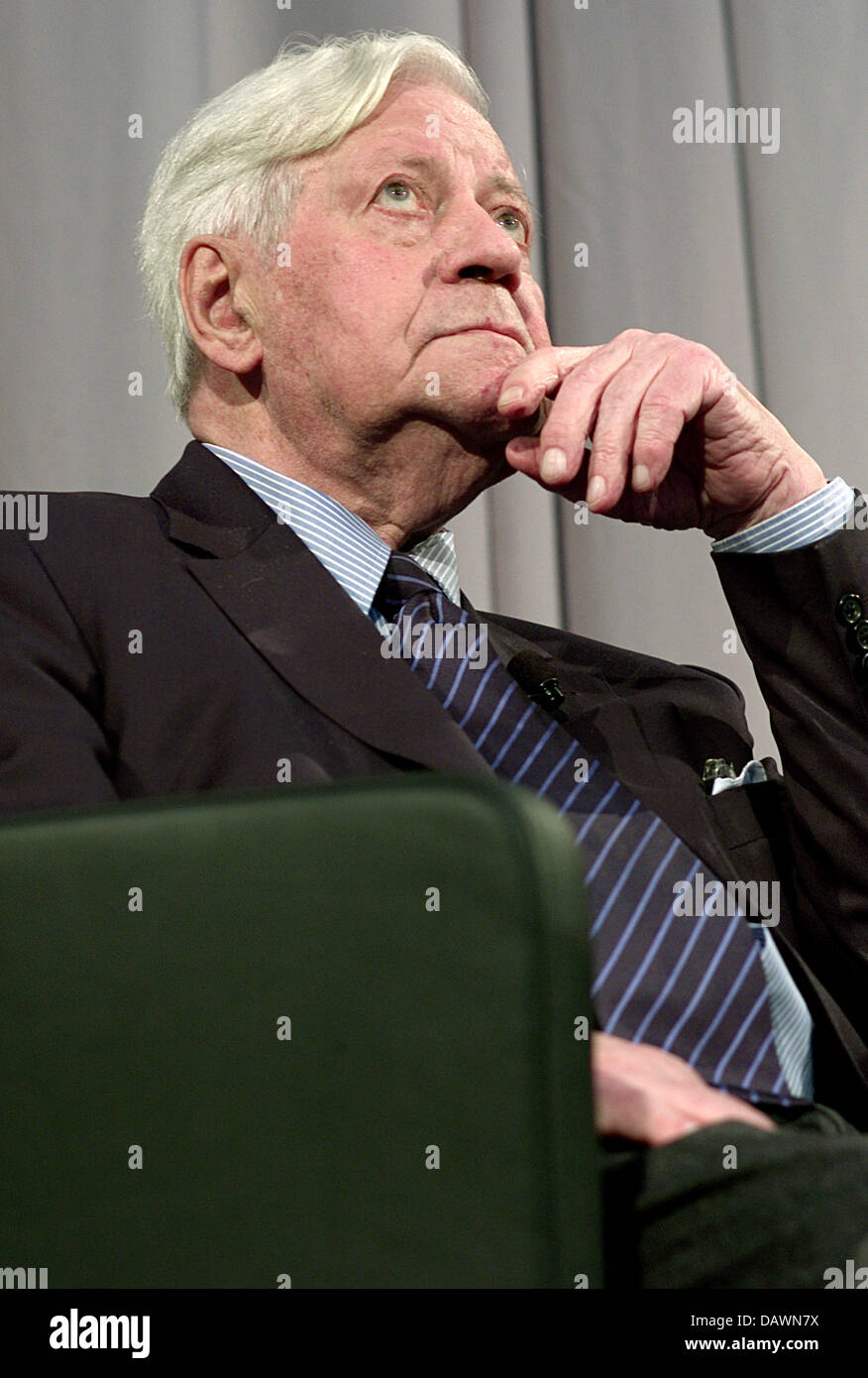 Former German Chancellor Helmut Schmidt pictured at a discussion ...