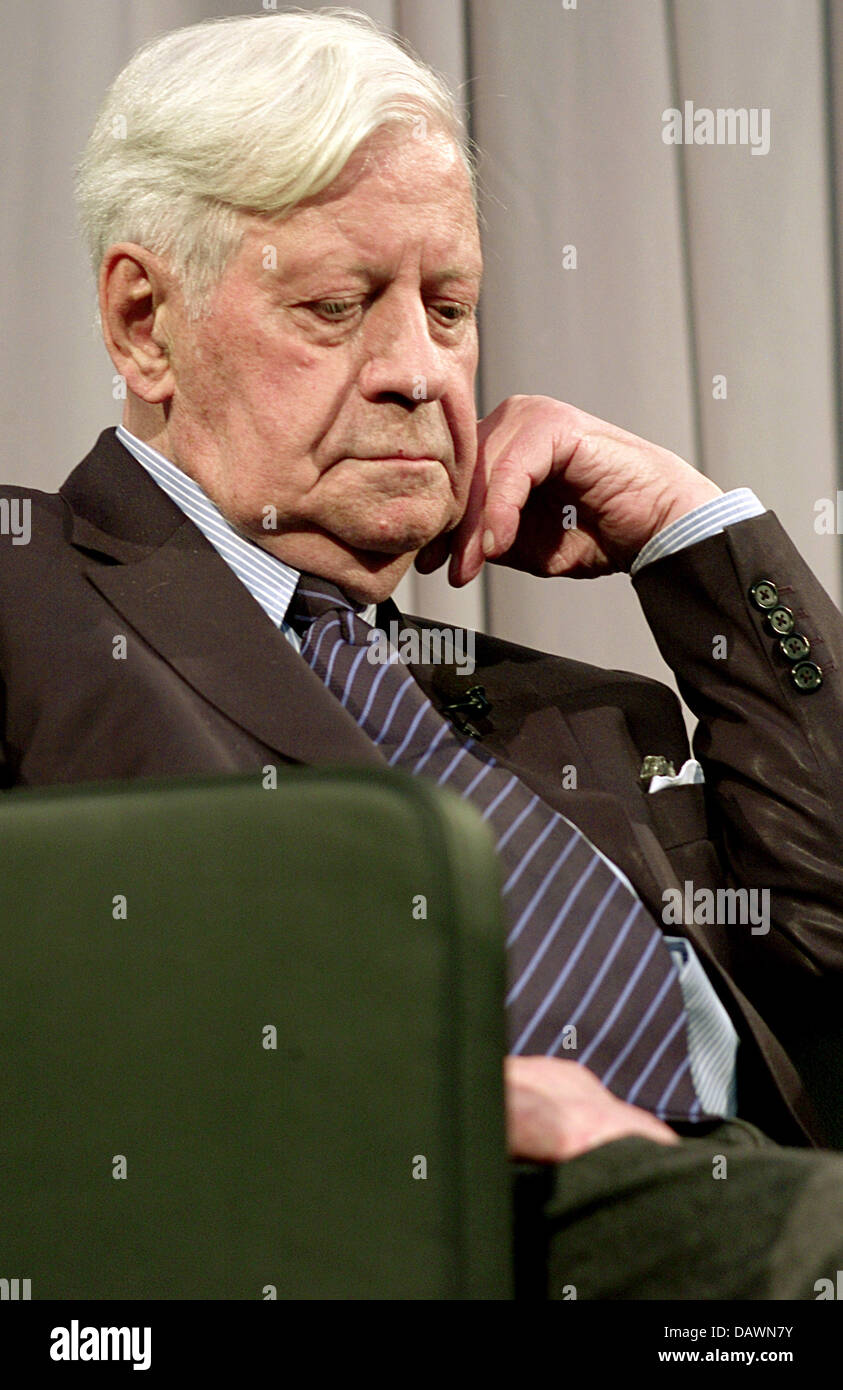 Former German Chancellor Helmut Schmidt pictured at a discussion ...