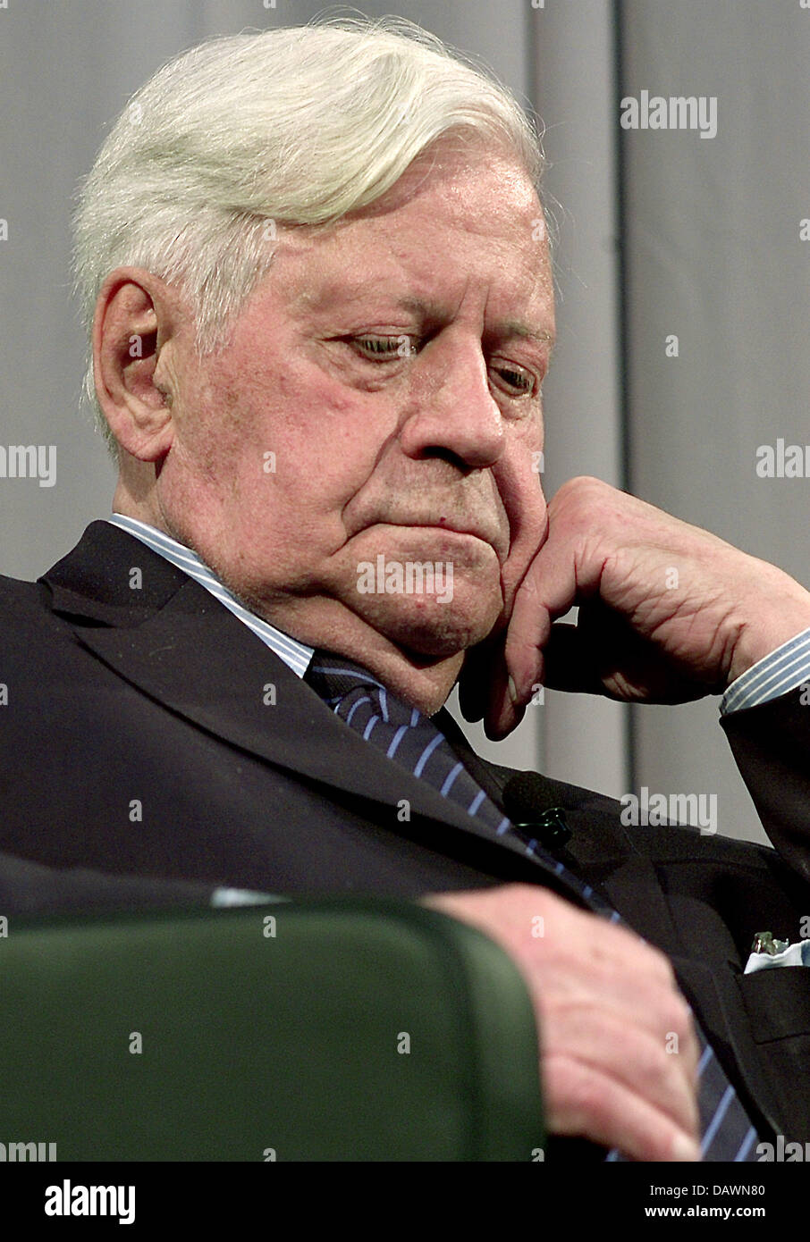 Former German Chancellor Helmut Schmidt pictured at a discussion ...