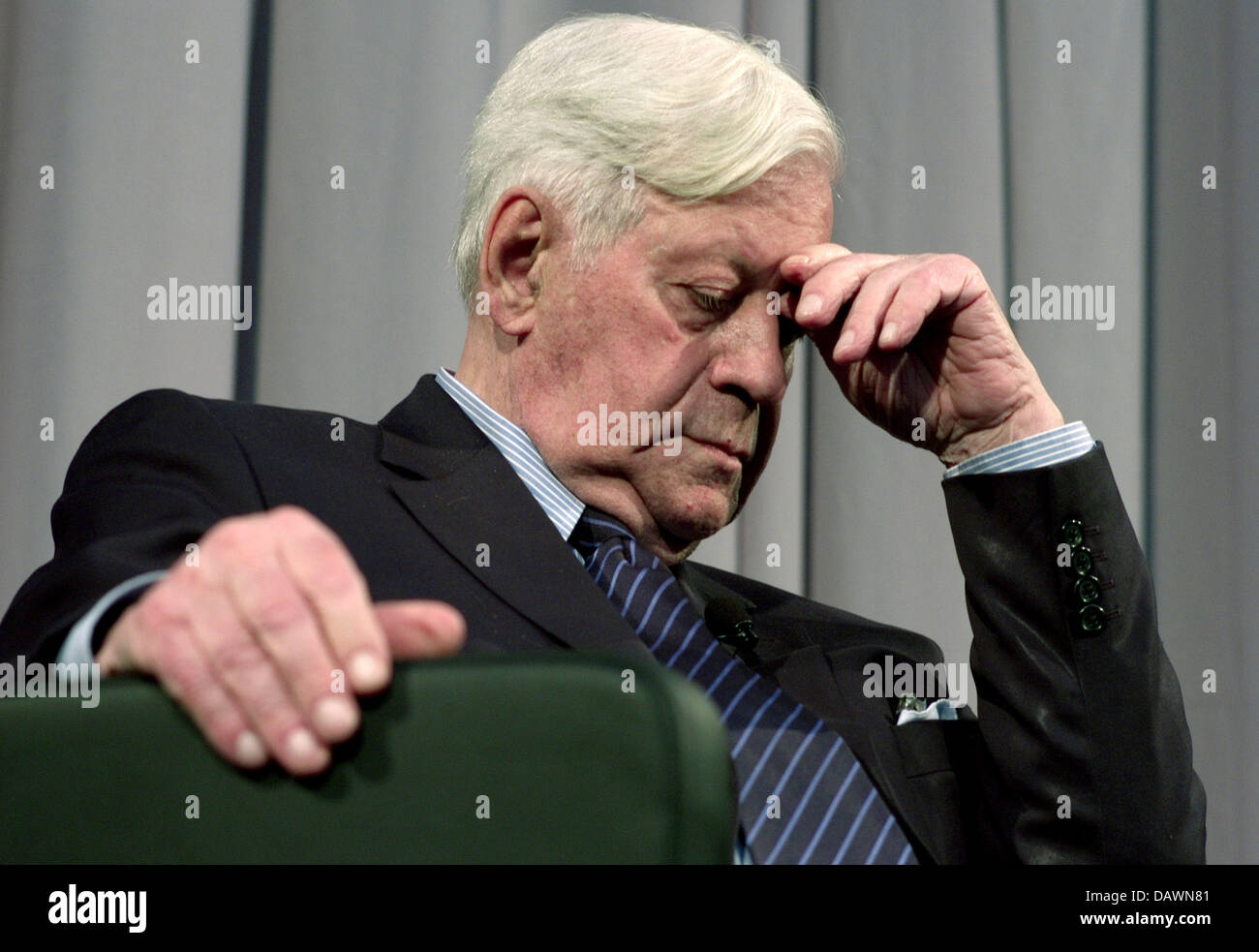 Former German Chancellor Helmut Schmidt pictured at a discussion ...