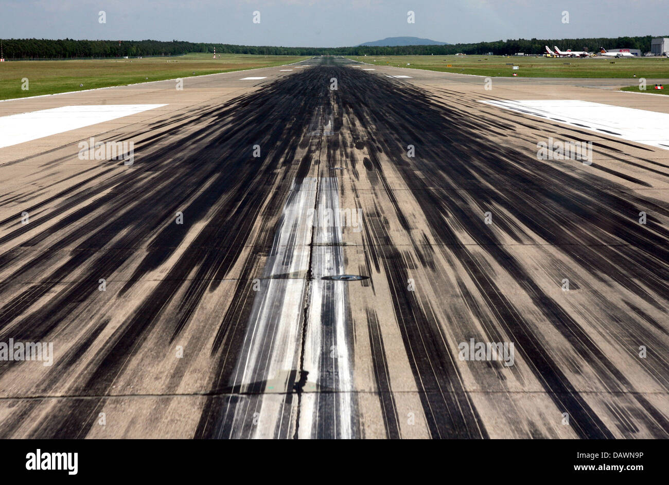 The photo shows dark black rubber wear-off on Nuremberg airport's ...