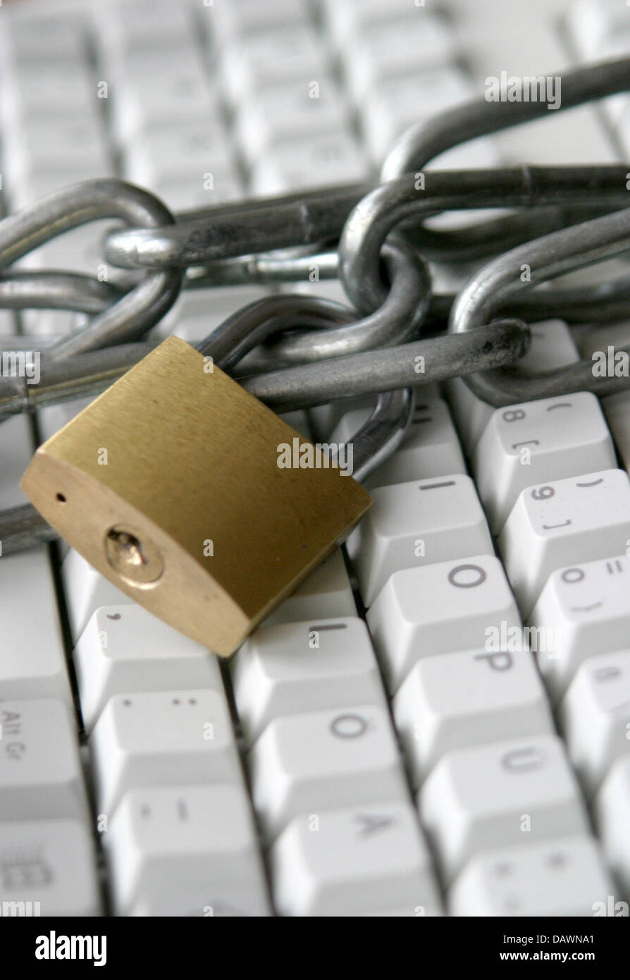 Chain connected hi-res stock photography and images - Alamy