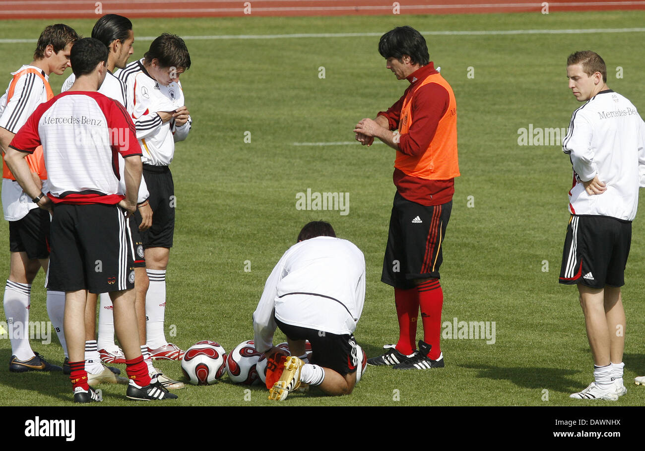 The coach of the German national soccer team Joachim Loew (2 R ...