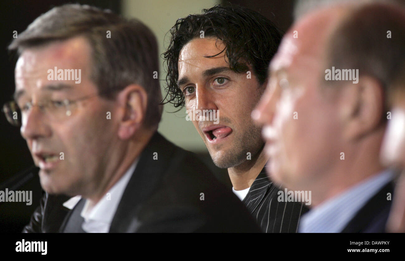 Bundesliga club Bayern Munich's new signed Italian striker Luca Toni (C ...