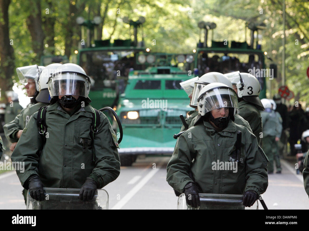 Police forces stand ready at the security fence near Heiligendamm ...