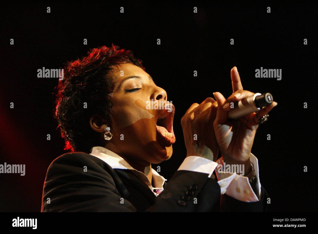 Big old microphone hi-res stock photography and images - Alamy