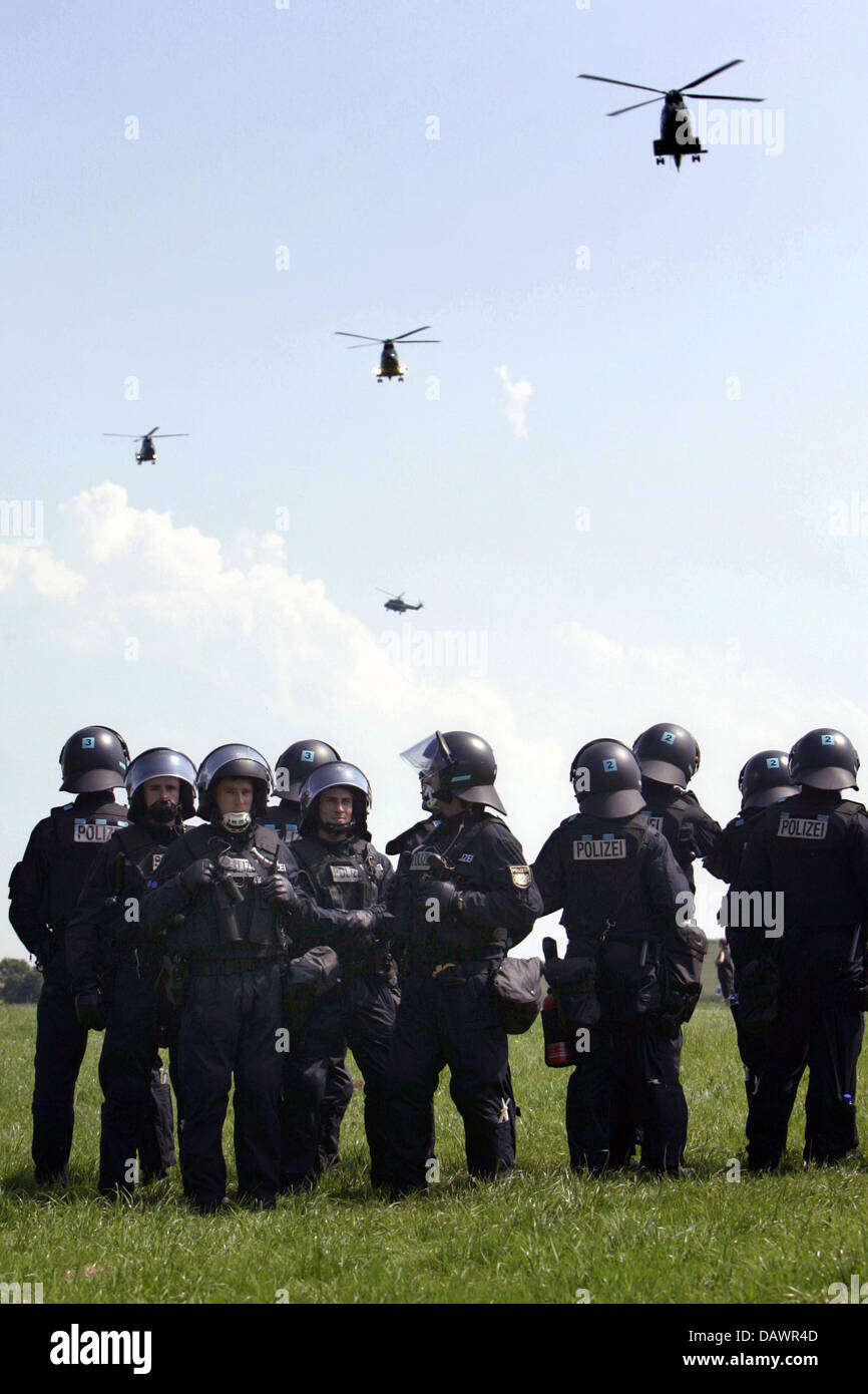 Police in riot gear pictured under helicopters near Vorder Bollhagen ...