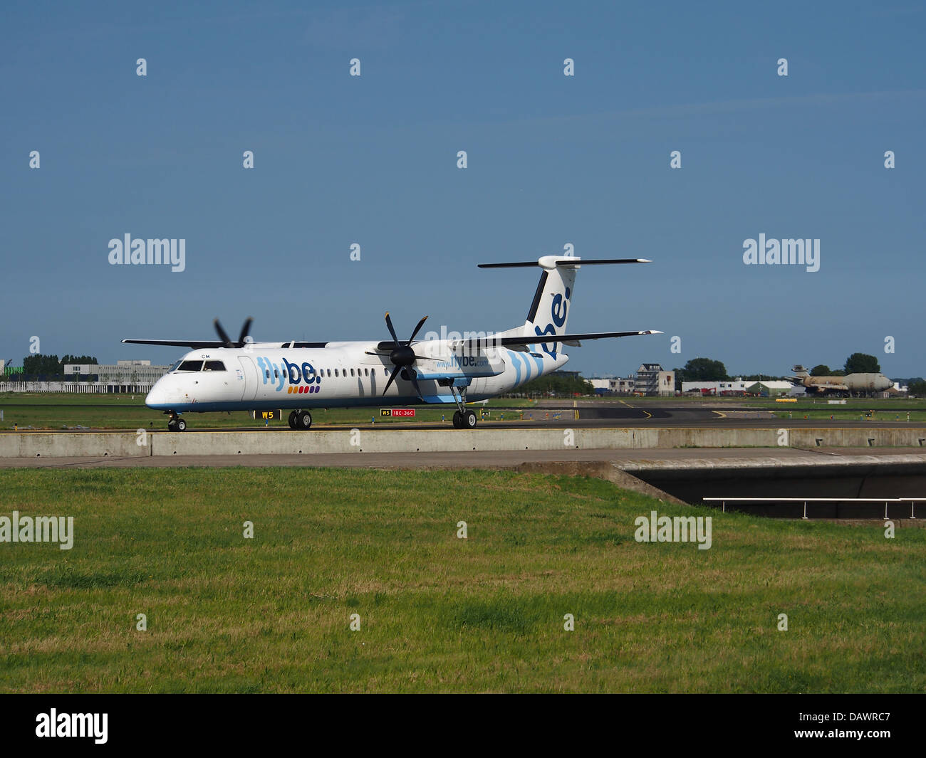 G-JECM Flybe De Havilland Canada DHC-8-402Q Dash 8 - cn 4118 0 Stock Photo - Alamy