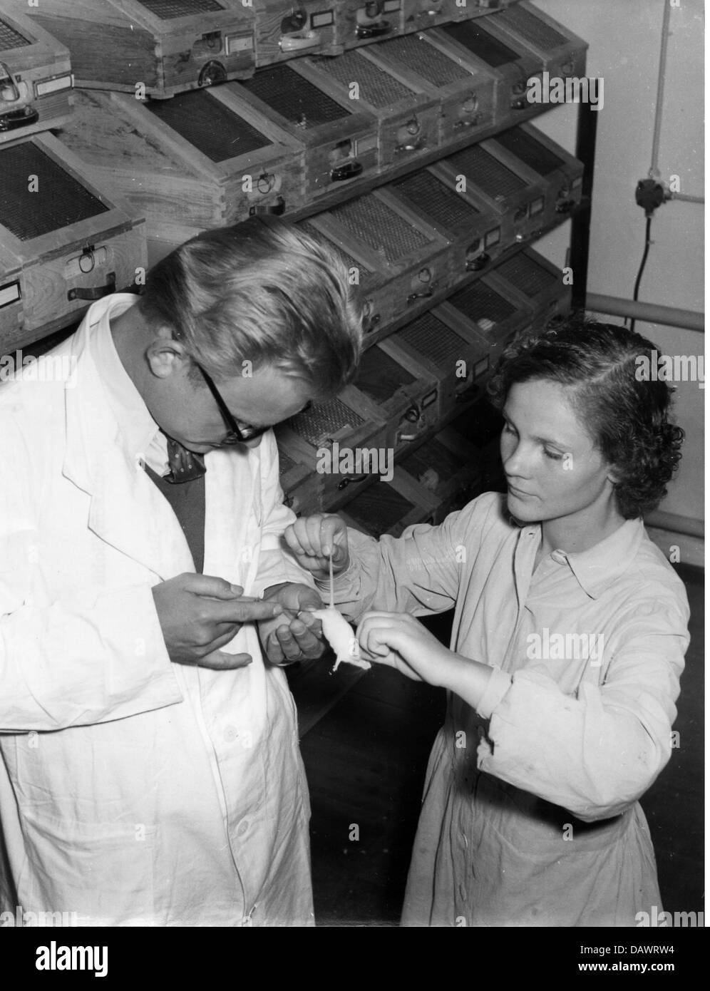 1950s laboratory hi-res stock photography and images - Alamy