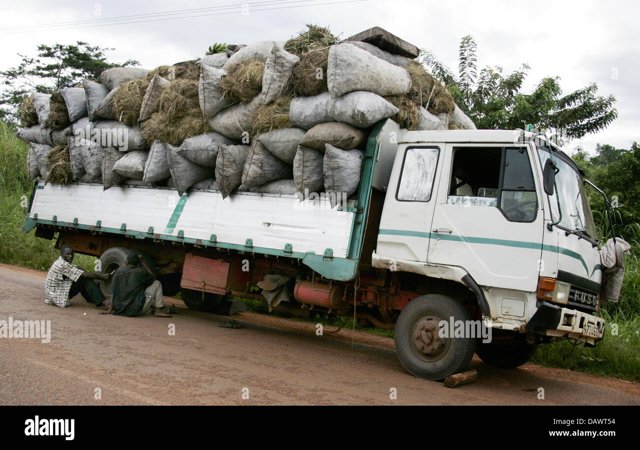 A fully loaded lorry has a puncture in Kampala, Uganda, 07 May 2007 ...