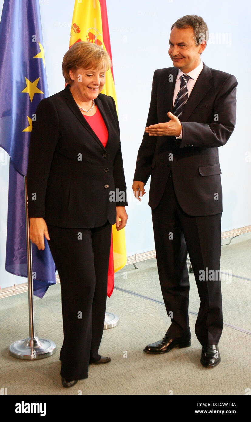 German Chancellor Angela Merkel (R) and Spanish Prime Minister Jose ...