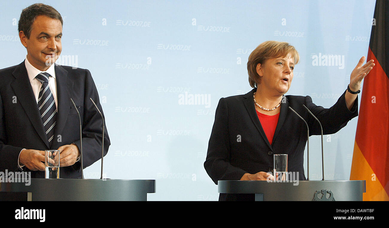 German Chancellor Angela Merkel (R) and Spanish Prime Minister Jose ...