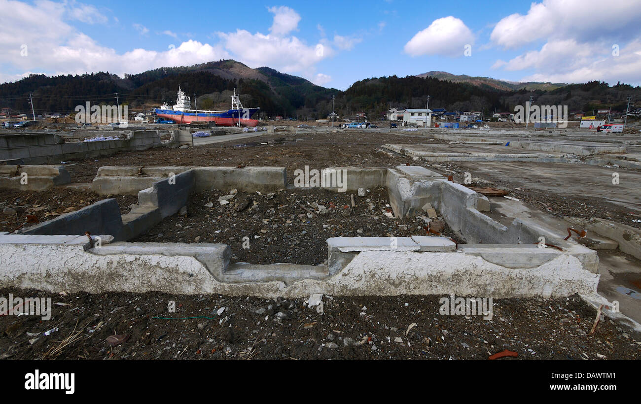 The stranded fishing boat, Kyotoku Maru 18, washed ashore by the 2011 ...