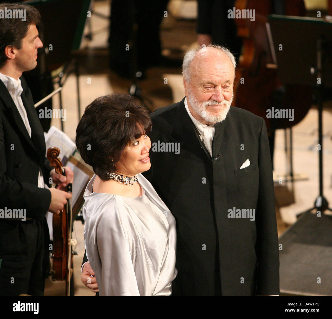 German maestro Kurt Masur (R) and his wife Tomoko thank the audience of ...