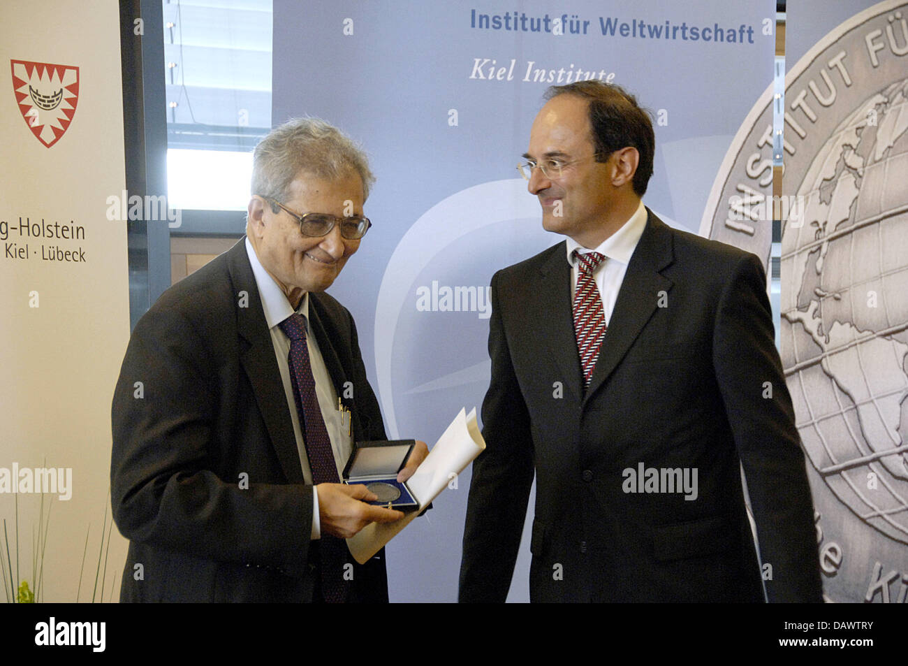 Amartya sen nobel prize hi-res stock photography and images - Alamy