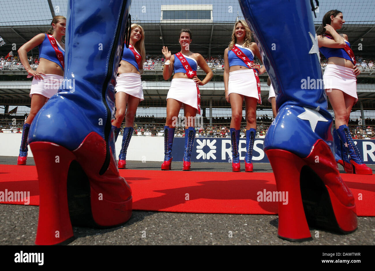 Grid Girls line up before the start of the Formula 1 United States ...
