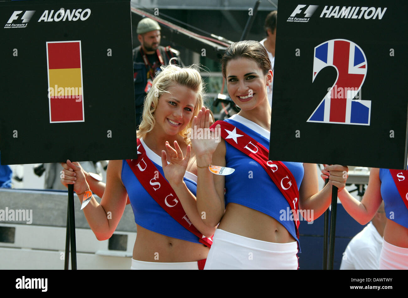 Grid girls motor racing hi-res stock photography and images - Alamy