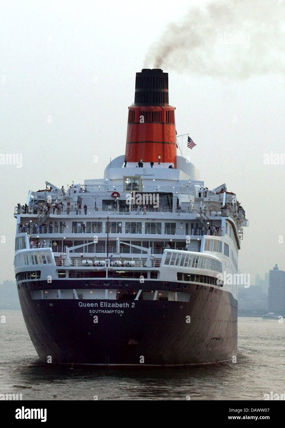 Queen elizabeth 2 dubai hotel hi-res stock photography and images - Alamy