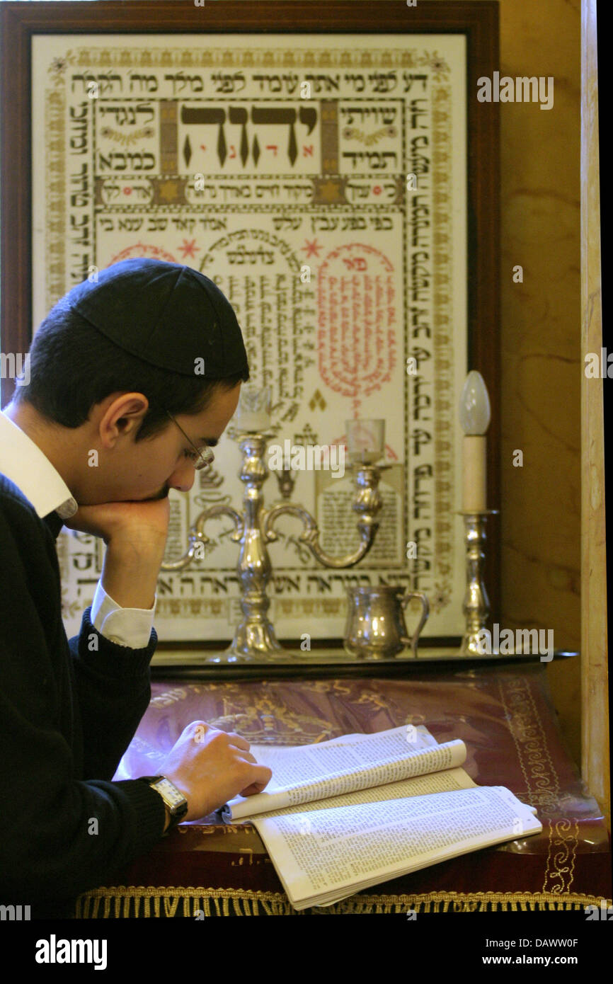 Talmud reading hi-res stock photography and images - Alamy