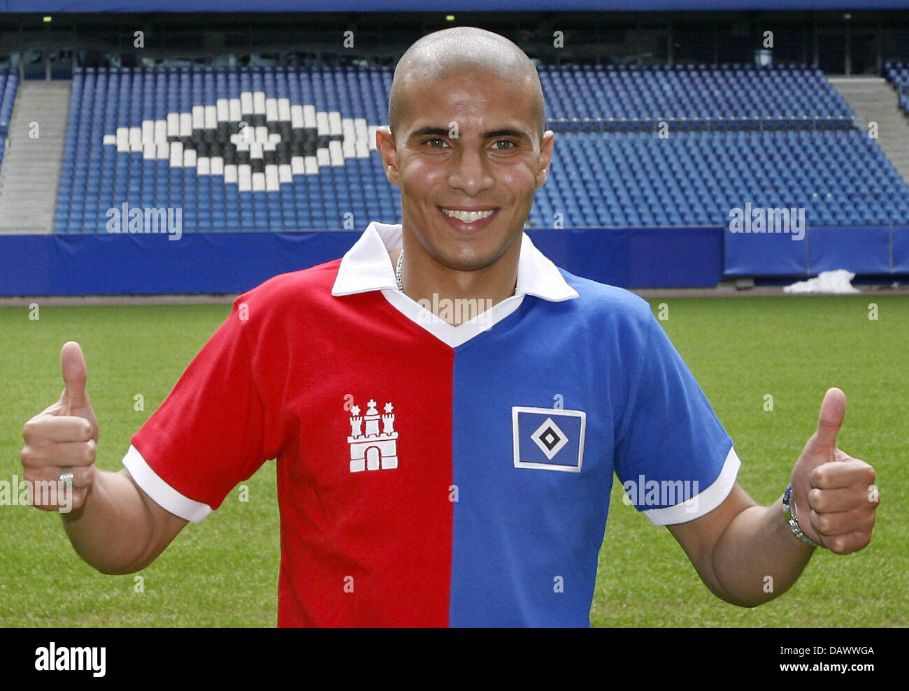 Hamburg's new Egyptian striker Mohamed Zidan pictured in his new jersey ...
