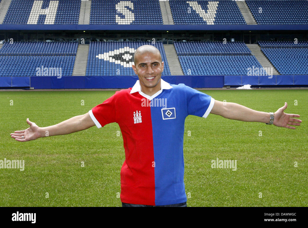 Hamburg's new Egyptian striker Mohamed Zidan pictured in his new jersey ...