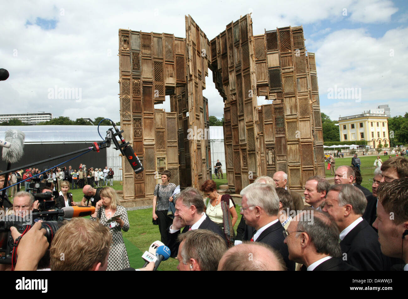 German President Horst Koehler (C) pictured in front of 'Template' by ...