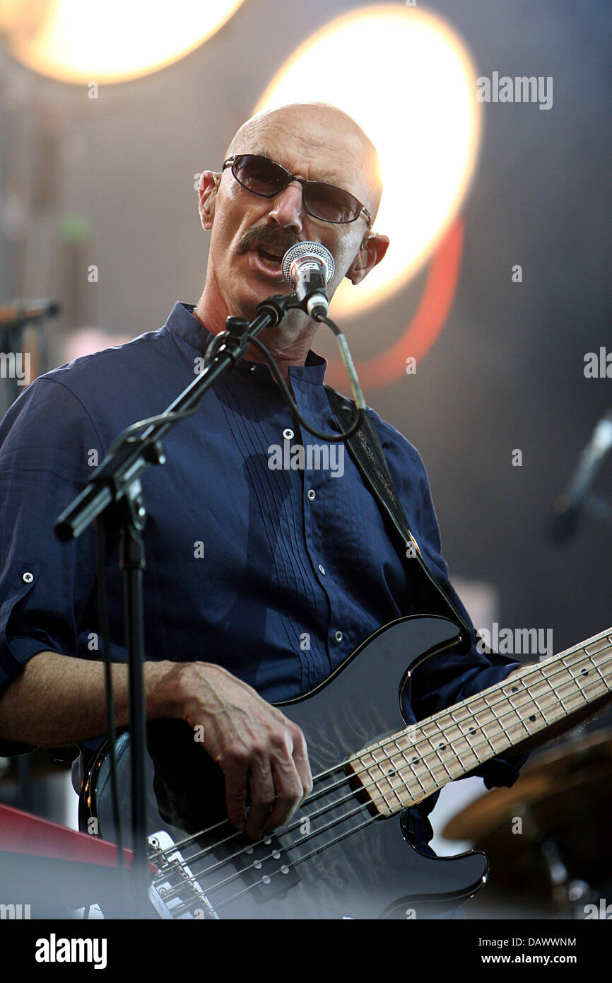 Tony levin hi-res stock photography and images - Alamy