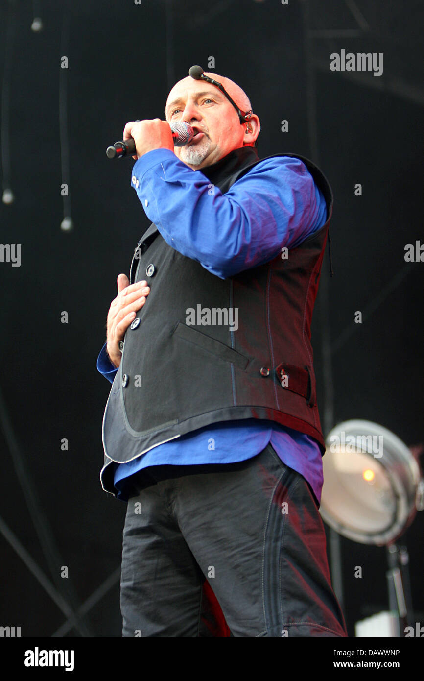 Peter gabriel 1975 hi-res stock photography and images - Alamy