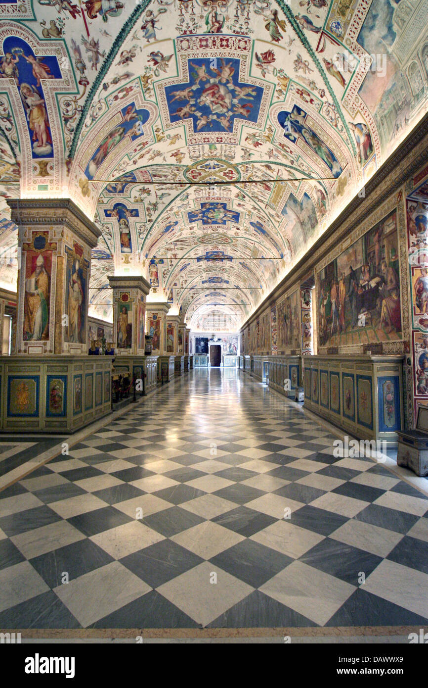 A hallway of the vatican museum pictured in Vatican City, 20 April 2007 ...