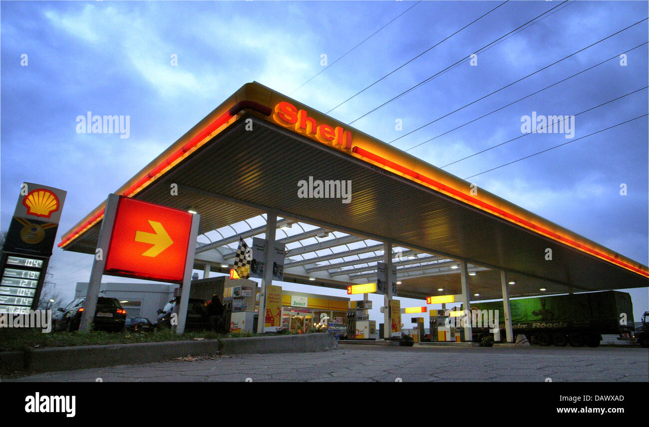 A 'Shell' petrol station is pictured in Hamburg, Germany, Wednesday, 10 ...