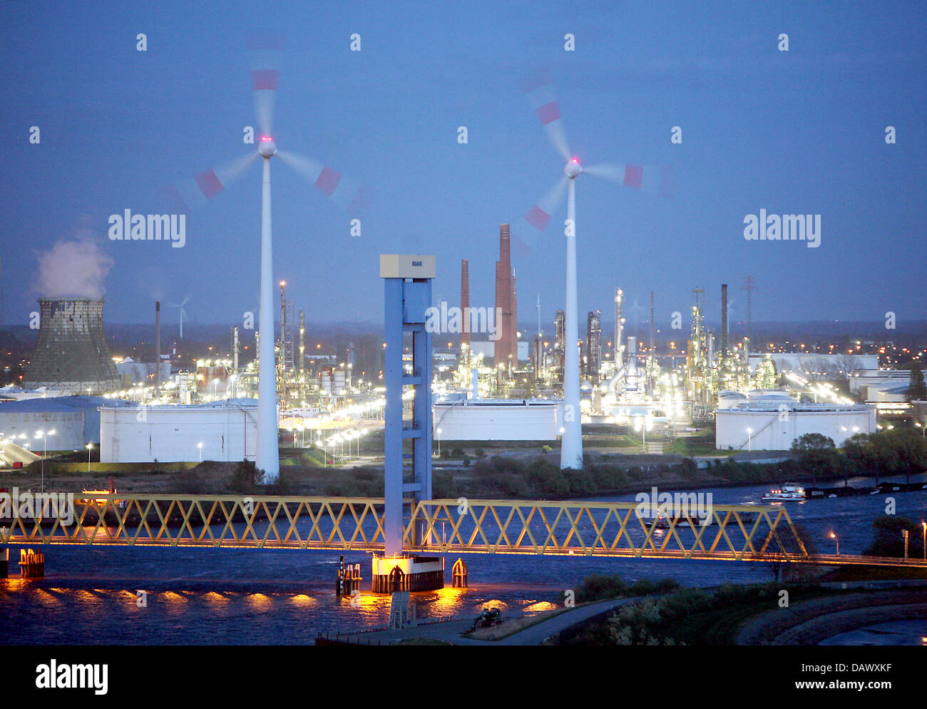 A refinery of petrol multi Shell pictured at the harbour of Hamburg ...