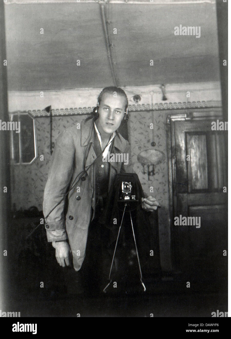Picture taking 1920s hi-res stock photography and images - Alamy