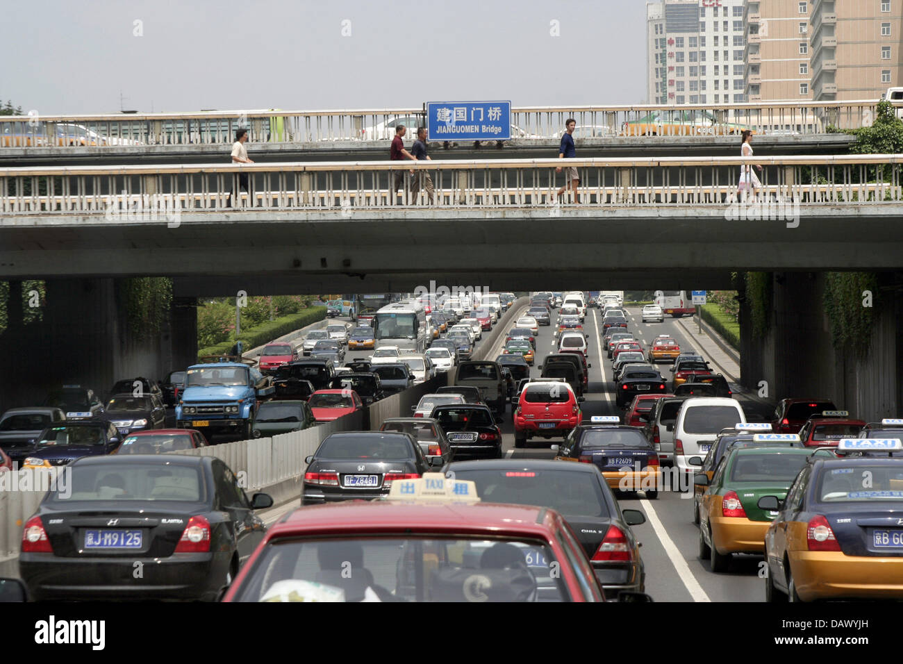 (dpa-file) - The picture shows road traffic in Beijing, China, 30 June ...