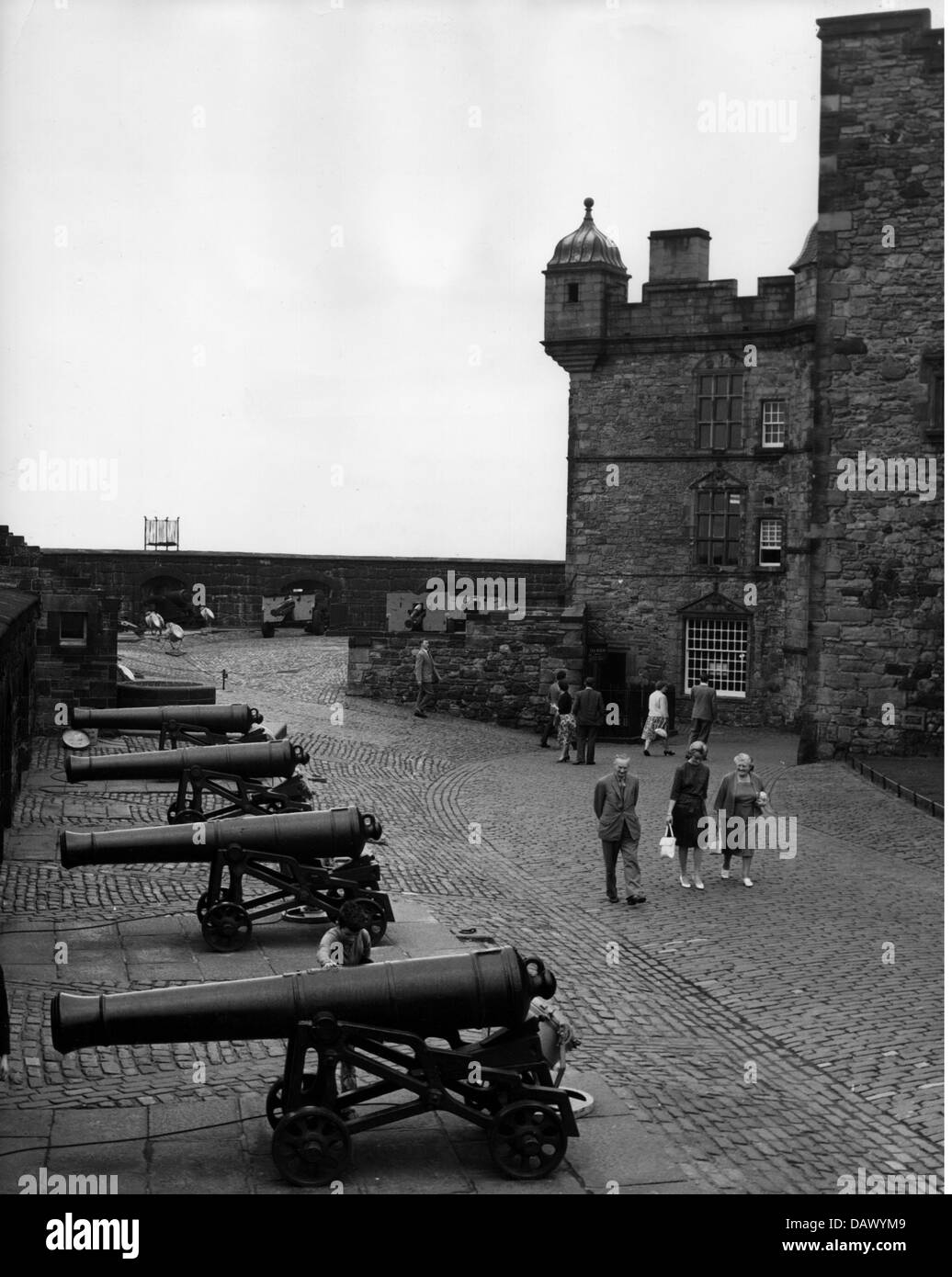 Edinburgh castle people view Black and White Stock Photos & Images - Alamy