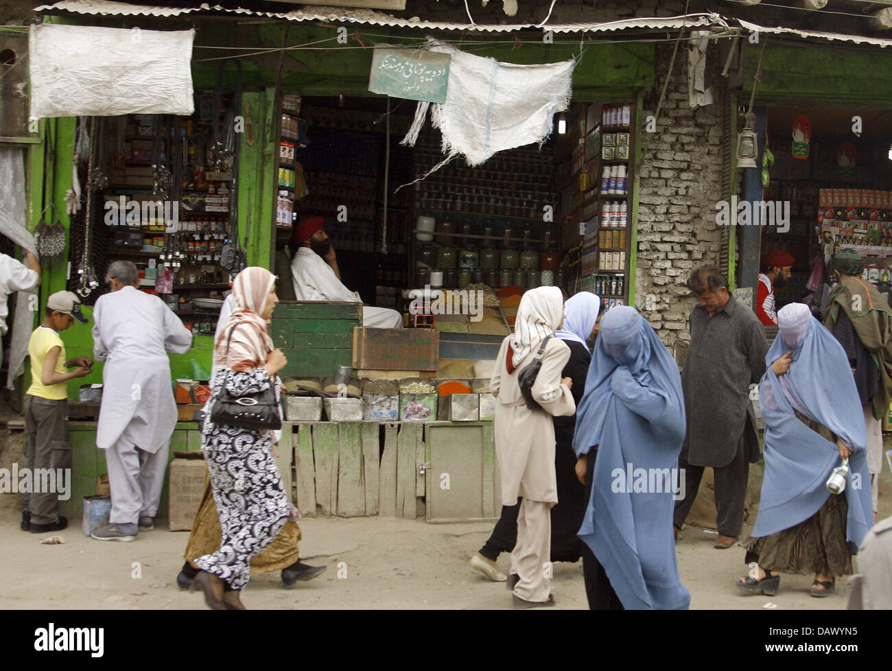 The picture shows people in front of simple stores in Kabul ...