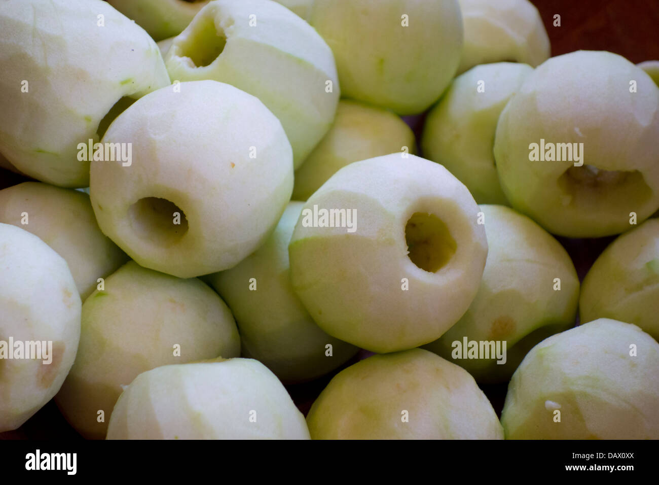 peeled and cored apples Stock Photo - Alamy